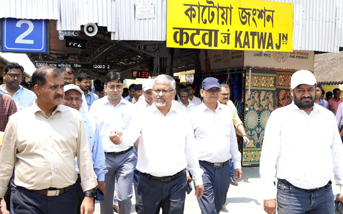 কালনা ও কাটোয়া স্টেশনে কাজের অগ্রগতি ঘুরে দেখলেন পূর্ব রেলের জিএম ...